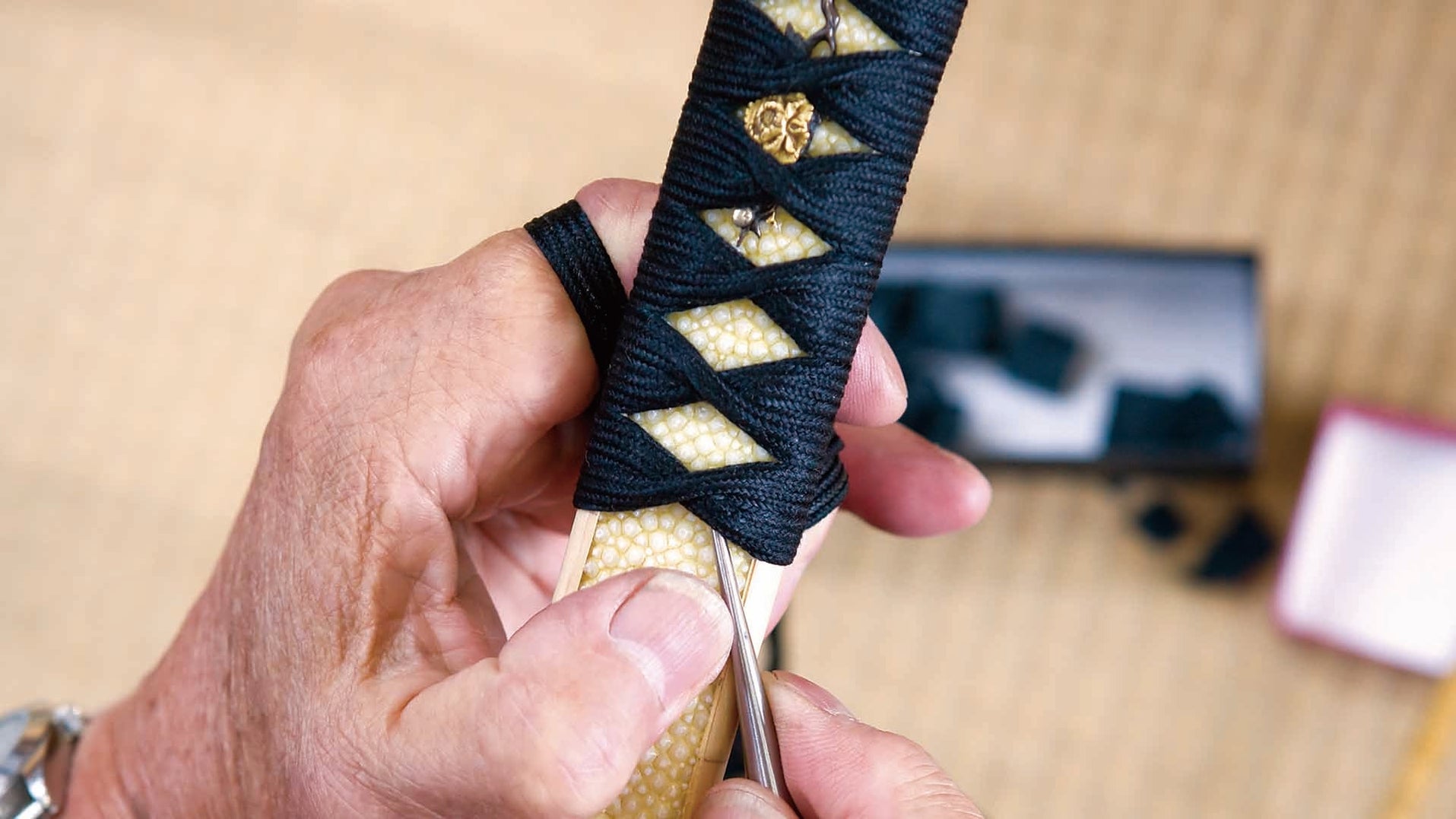 Tsukamaki: The Essential Guide to Japanese Sword Handle Wrapping ...